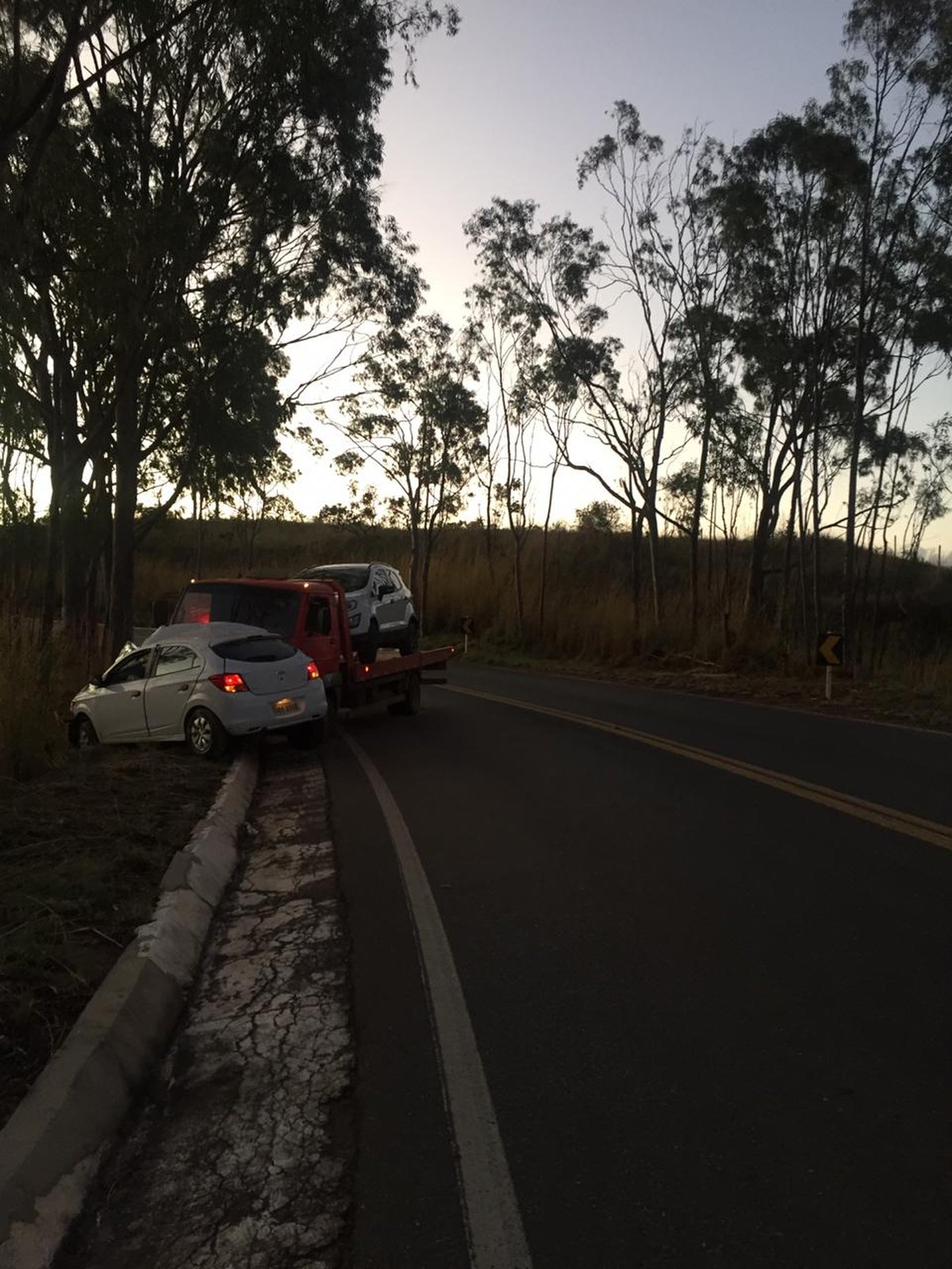 Mulher morre após bater carro em caminhão na MGC-354, entre Vazante e Lagamar | Triângulo ...
