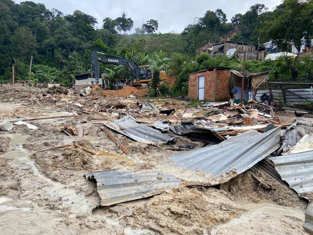 Veja FOTOS dos estragos após deslizamento de terra que deixou 8 mortos ...