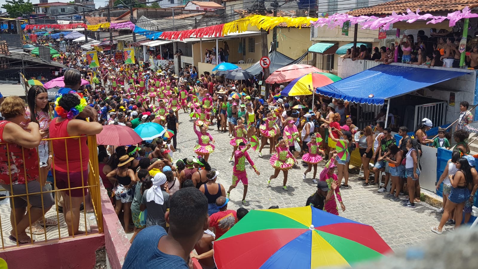Celebrando 15 anos, Sambadeiras desfila com 200 mulheres na bateria e pinta de lilás as ladeiras ...