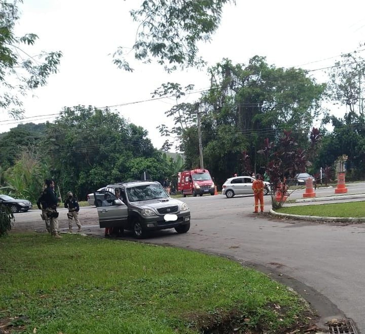 Homem morre e outro fica ferido em batida entre carro e moto na Rio-Santos, em Angra dos Reis ...