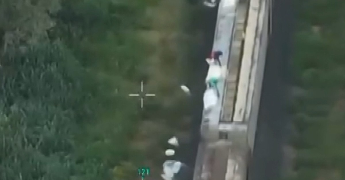 VÍDEO: ladrões se arriscam 'surfando' em trem para furtar cargas | G1