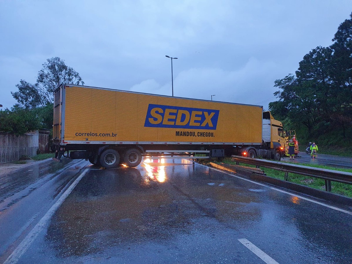 Motorista de carreta dos Correios perde controle e veículo atravessa pistas da BR-040, em ...