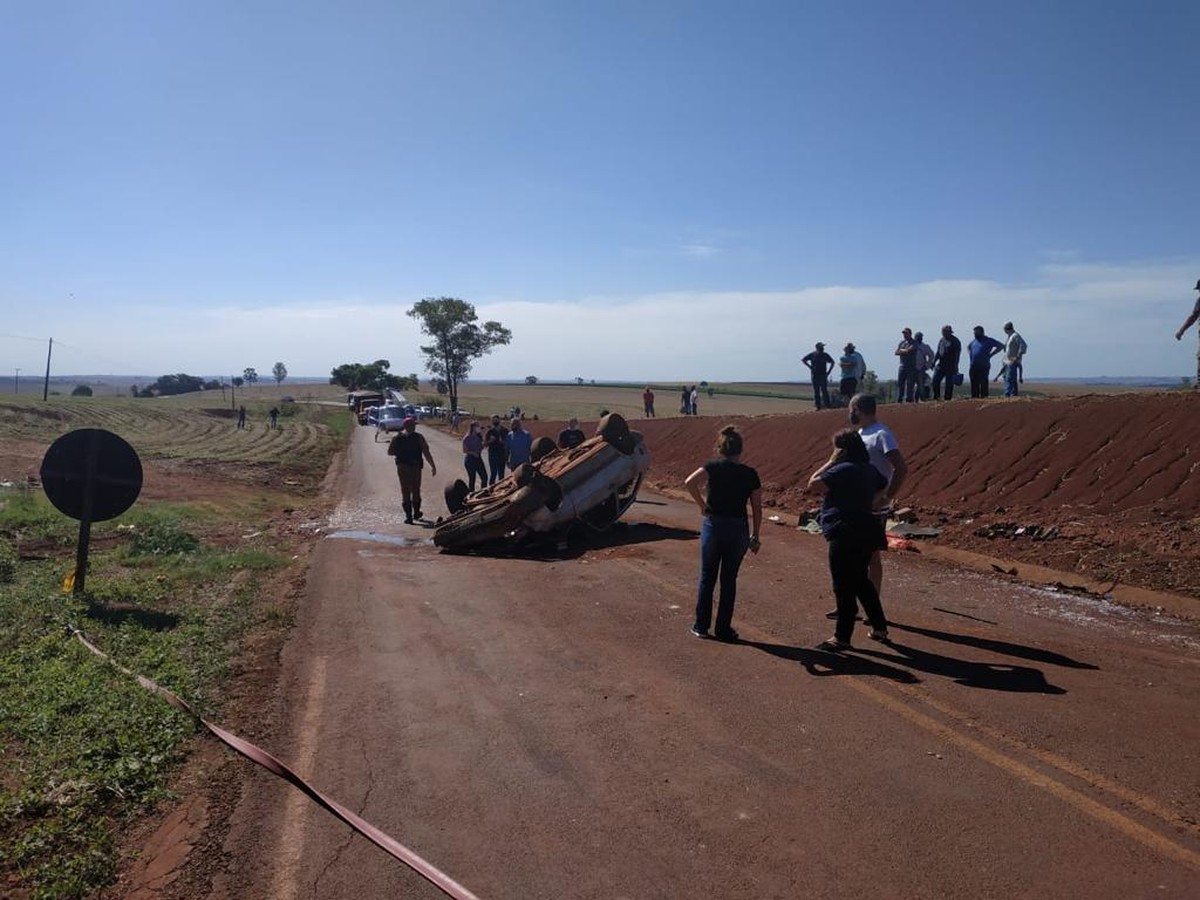 Três pessoas ficam feridas após capotamento na PR-536, em Cambé | Norte e Noroeste | G1