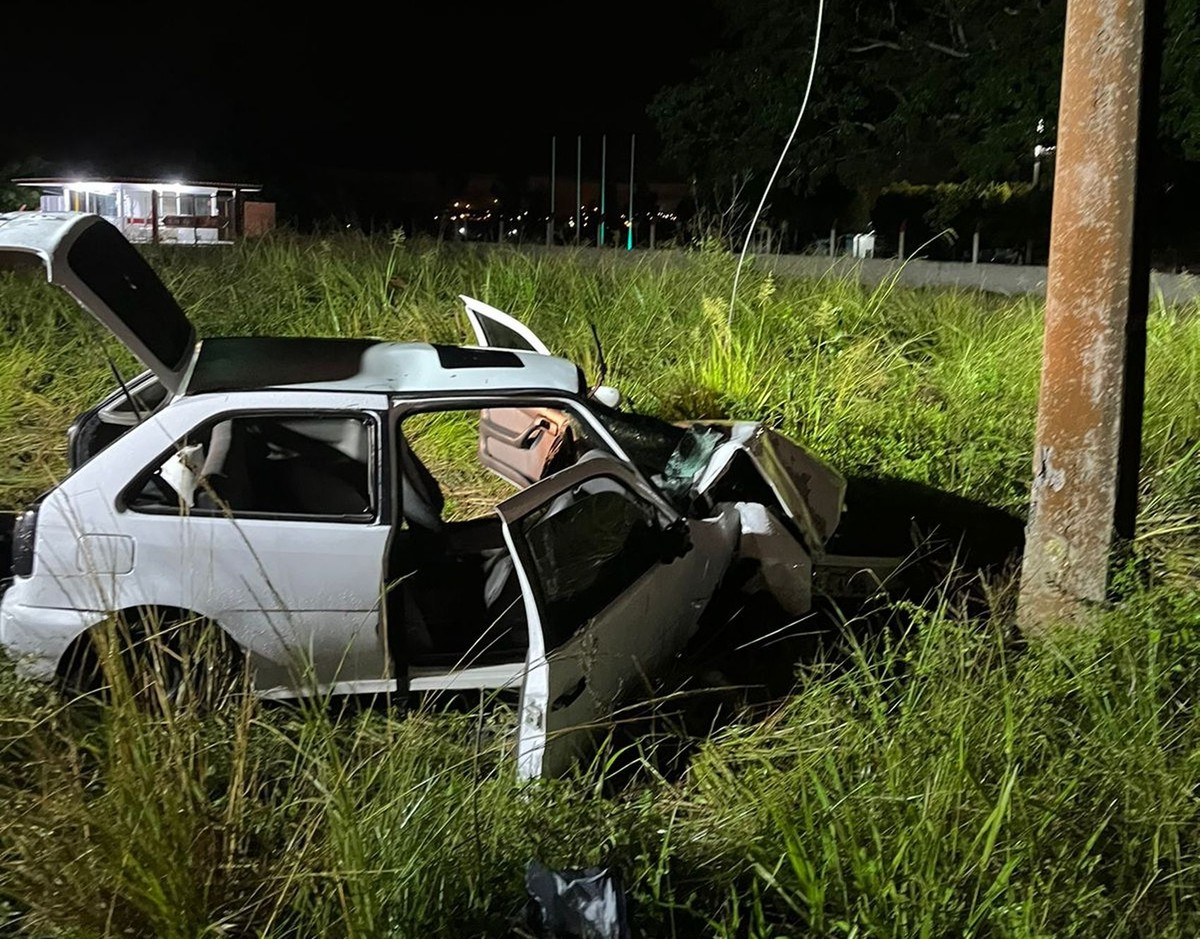 Veículo bate em poste em Itabaiana e duas pessoas ficam presas às ferragens | Sergipe | G1