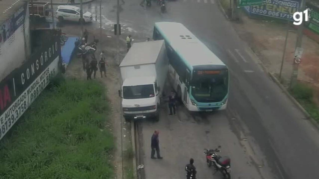Caminhão desce viaduto desgovernado de marcha a ré, mata ciclista e bate em ônibus em avenida de ...