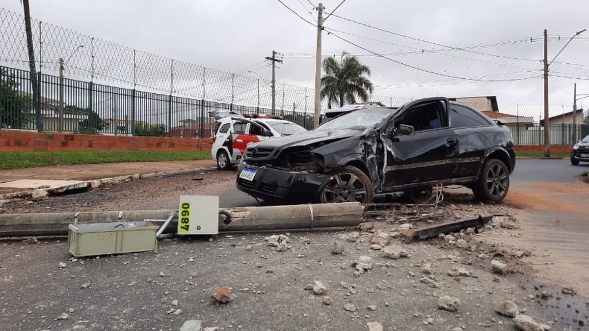 Motorista Derruba Poste Após Perder Controle De Carro Em Rotatória Em