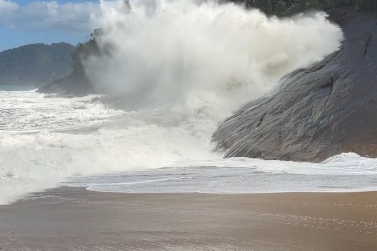 Mar agitado e ressaca atingem Ubatuba e Ilhabela; veja vídeos | G1
