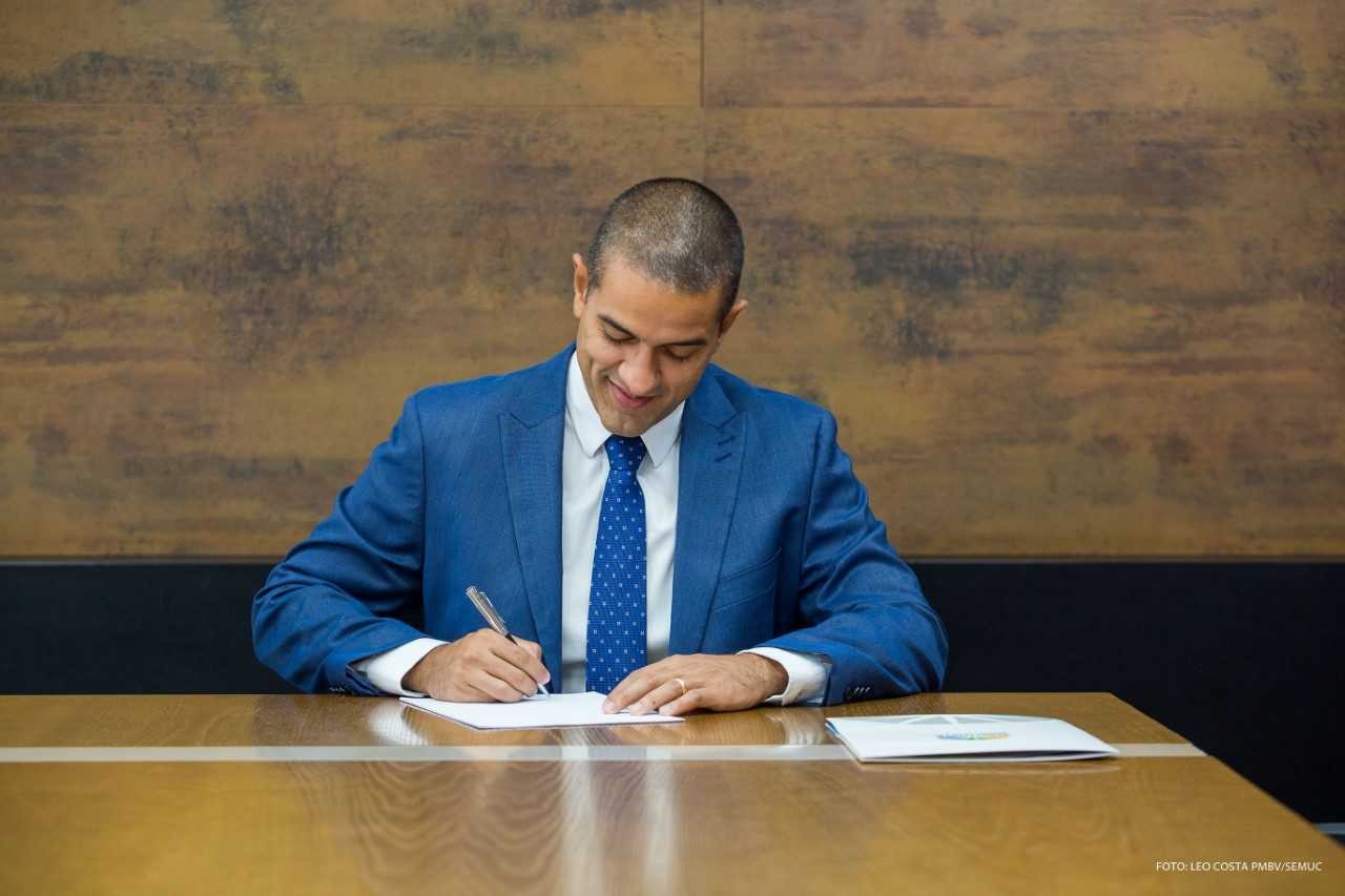 Prefeitura sanciona lei que reduz carga horária de trabalho de ... Prefeitura sanciona lei que reduz carga horária de trabalho de ...