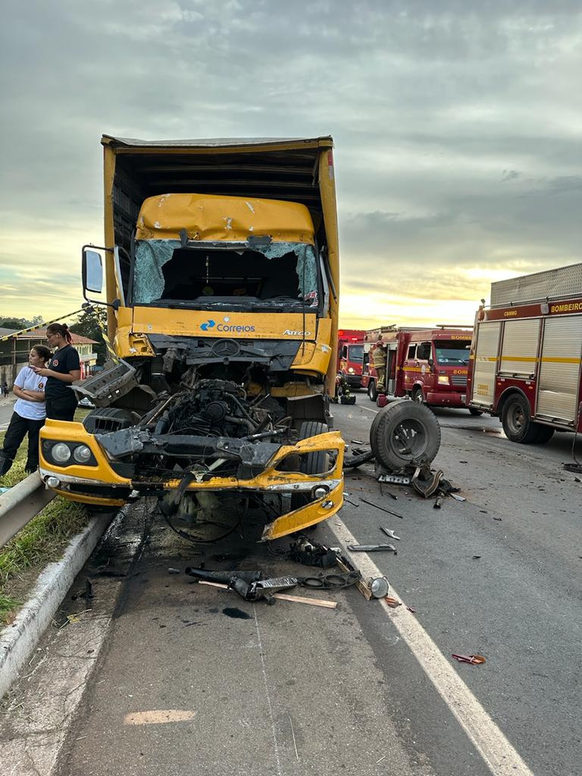 Acidente entre carreta dos Correios e caminhão com pallets mata uma pessoa em Mateus Leme; FOTOS ...