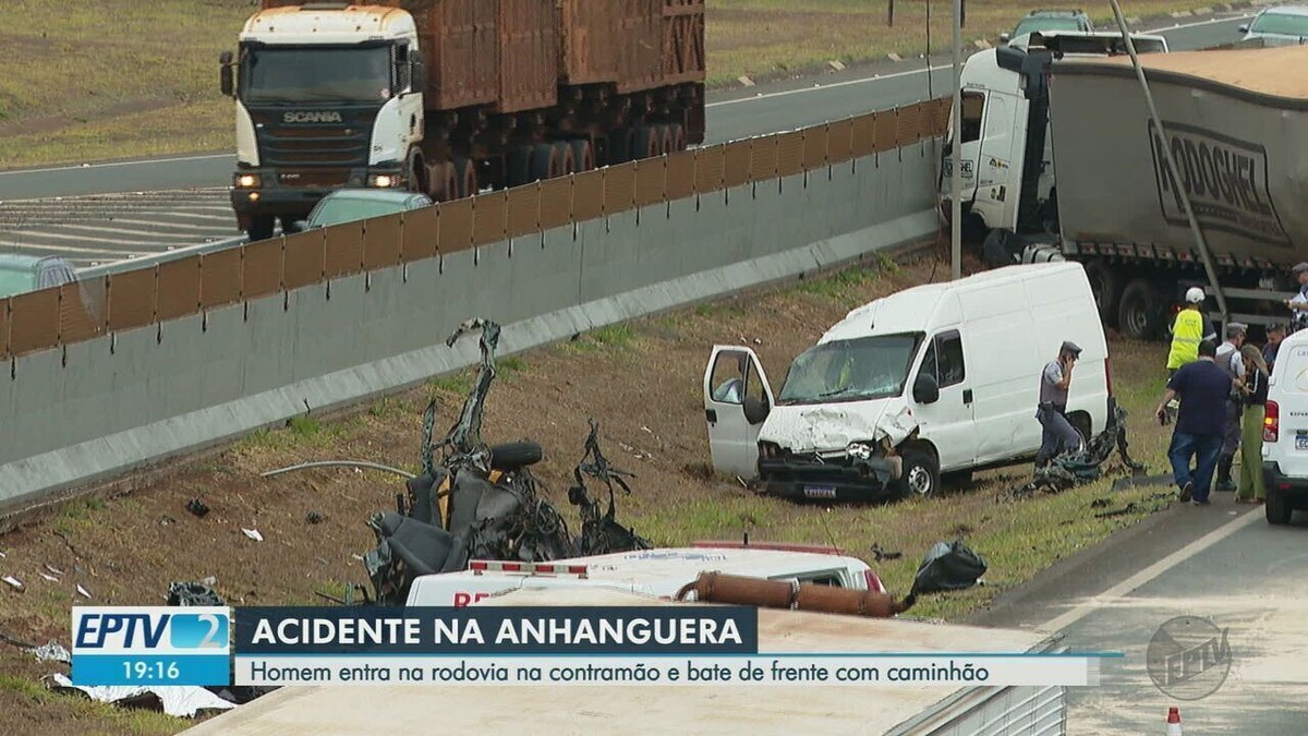Imagens de acidente que causou morte na Rodovia Anhanguera em Ribeirão Preto, SP, mostram carro ...