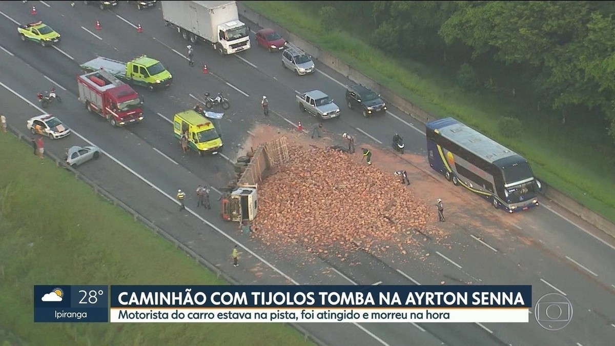 Acidente na Ayrton Senna provoca morte e deixa carga de tijolos espalhada pela rodovia em SP ...