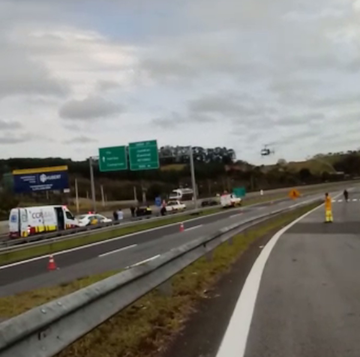 Homem é socorrido pelo helicóptero Águia depois de ser atropelado na Rodovia Anhanguera ...