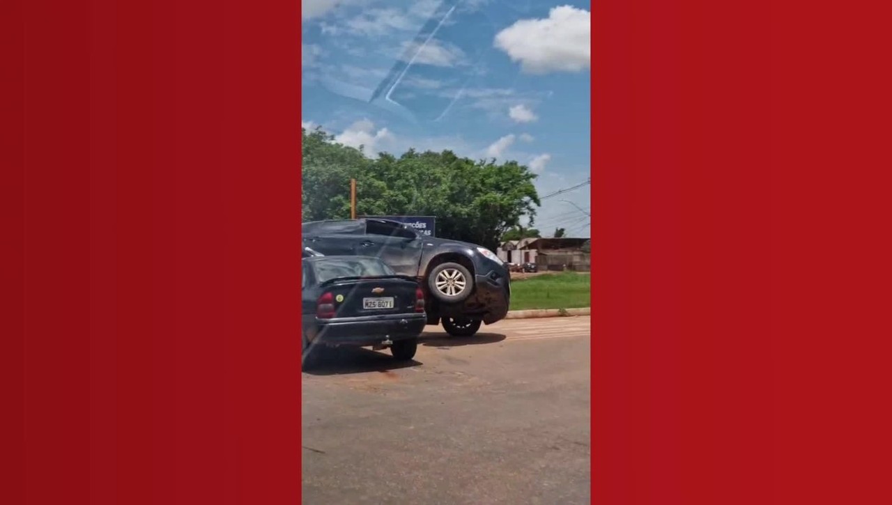 Carro vai parar embaixo do outro após colisão em rotatória no Segundo Distrito de Rio Branco ...