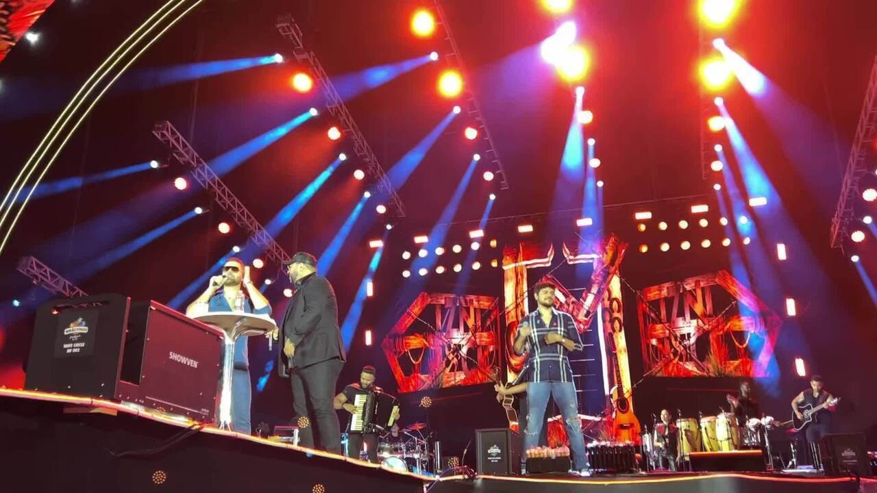 Zé Neto 'vira' José Rico em homenagem à lenda sertaneja durante show em ...