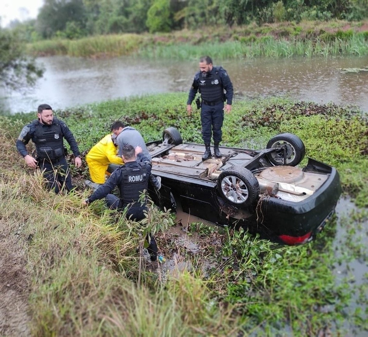 Após carro cair dentro de rio, homem é resgatado por guardas municipais, em São José dos Pinhais ...