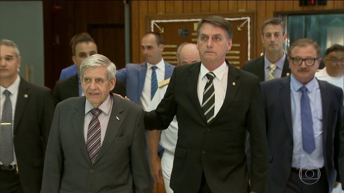 Bolsonaro analisa proposta que flexibiliza posse de arma | Jornal ...