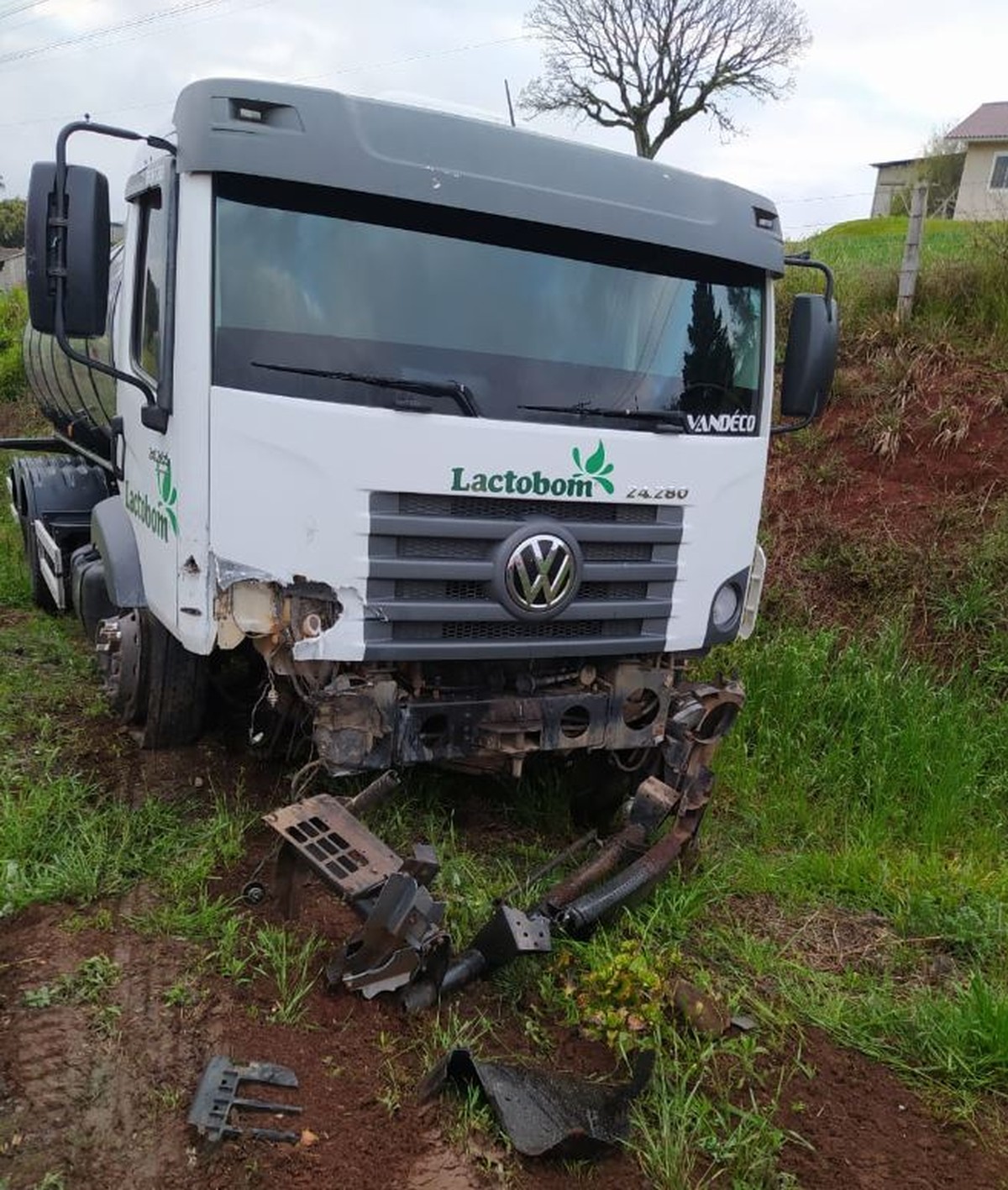 Motorista de carro morre ao bater de frente com caminhão, na PR-438 | Campos Gerais e Sul | G1