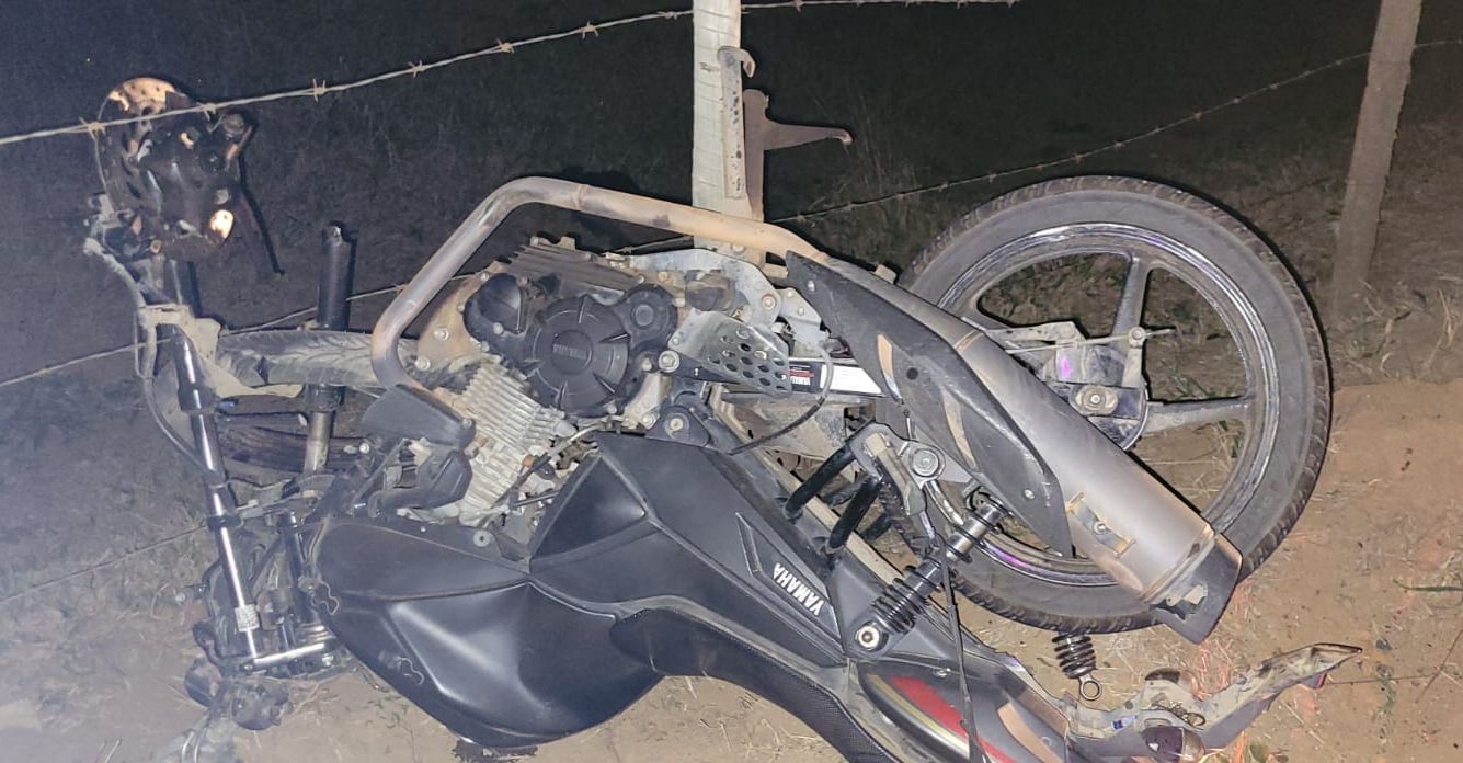Motociclista morre após batida contra carro que ultrapassava caminhão ...