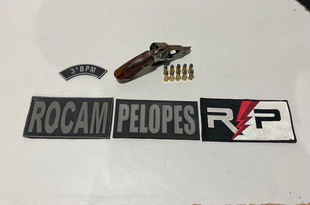 Adolescente é apreendido com arma ao tentar fugir da polícia e se esconder em chiqueiro, em ...