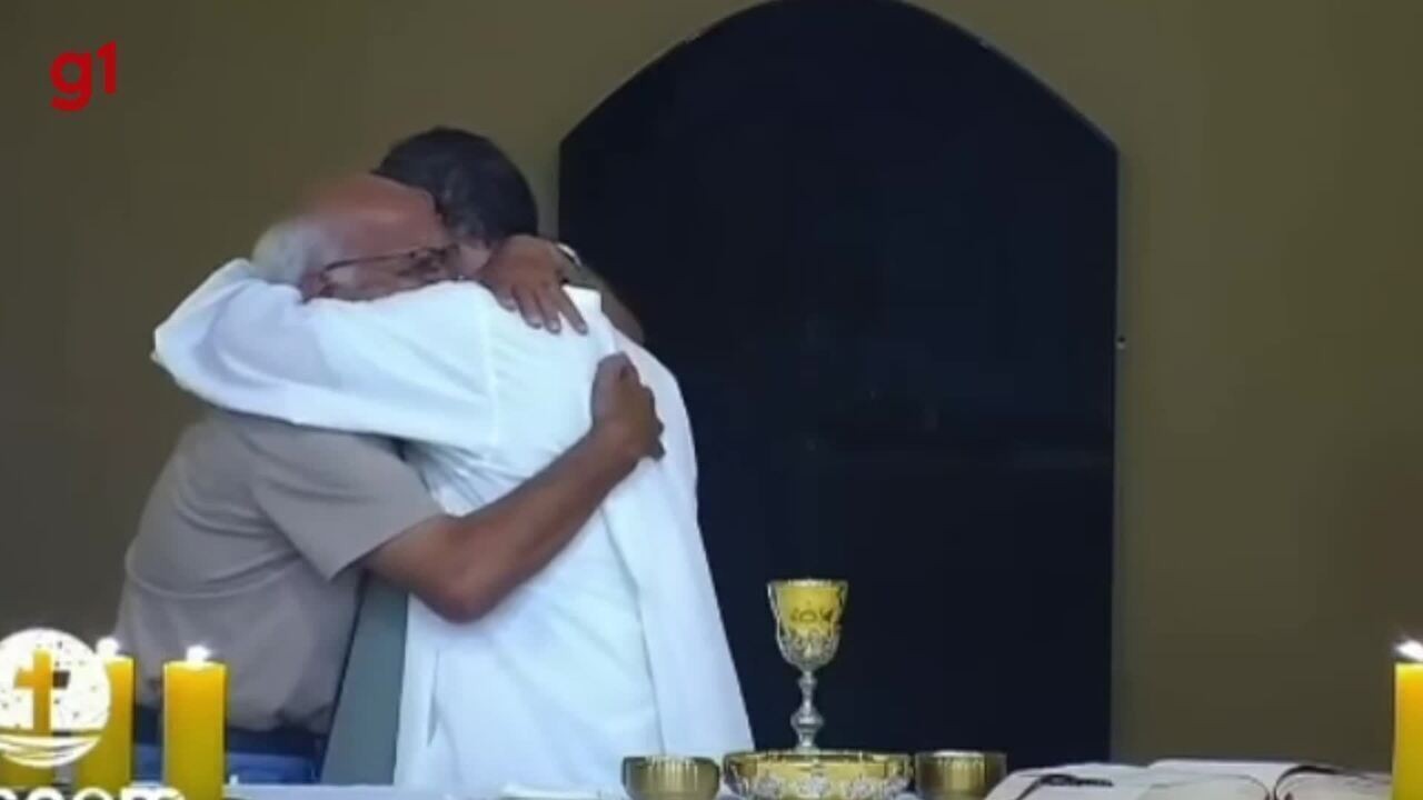 VÍDEO: idoso surpreende padre ao abraçá-lo durante missa | G1