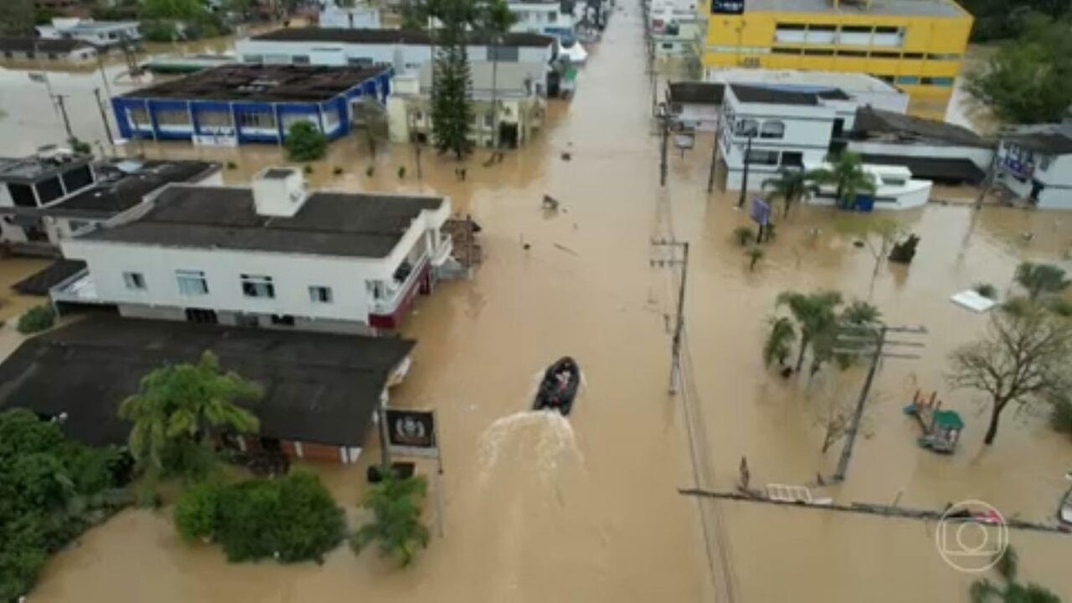Moradores de Taió (SC) sofrem com cheia do Rio Itajaí do Oeste; 1.300 ...