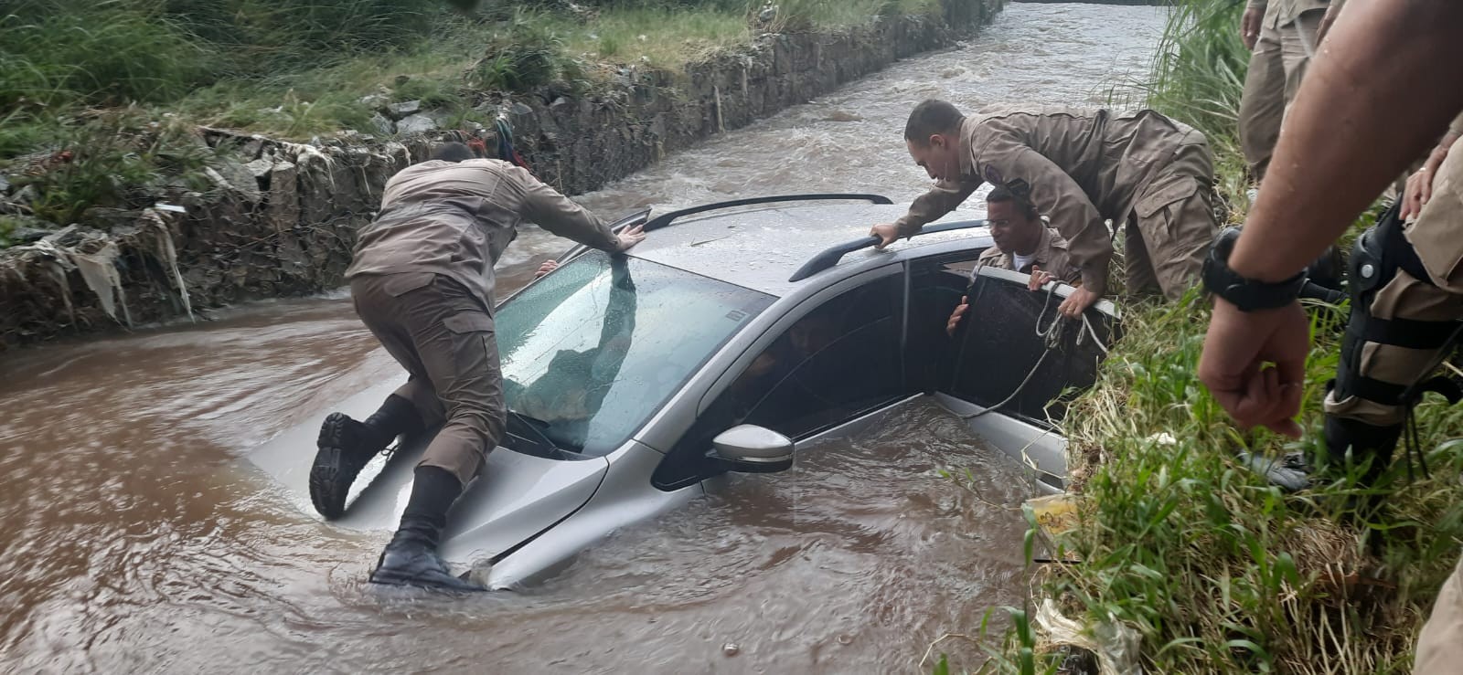 Vídeo mostra policiais resgatando idoso em carro que caiu dentro de rio; VEJA | Minas Gerais | G1