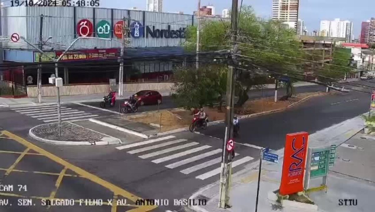 Carro bate em motos e capota no cruzamento das avenidas Salgado Filho e ...