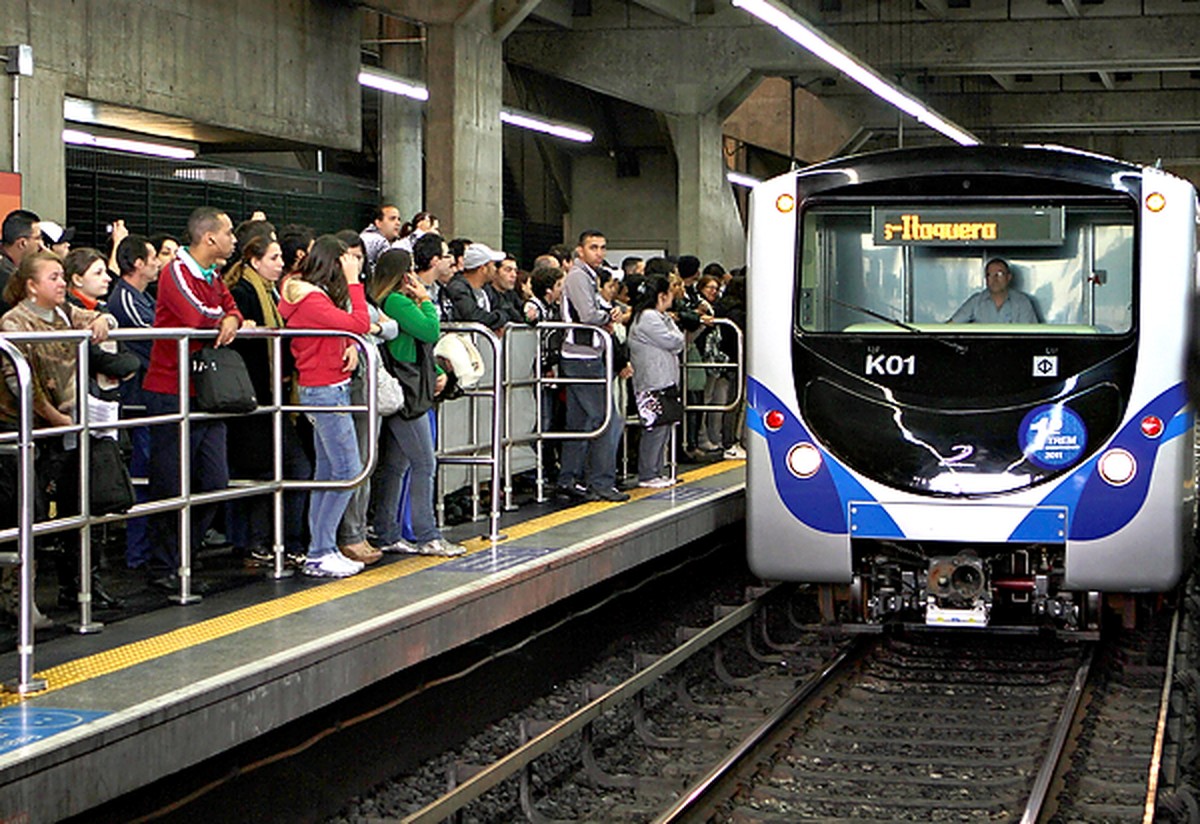 Linha 3-Vermelha do Metrô opera com velocidade reduzida e controle de ...