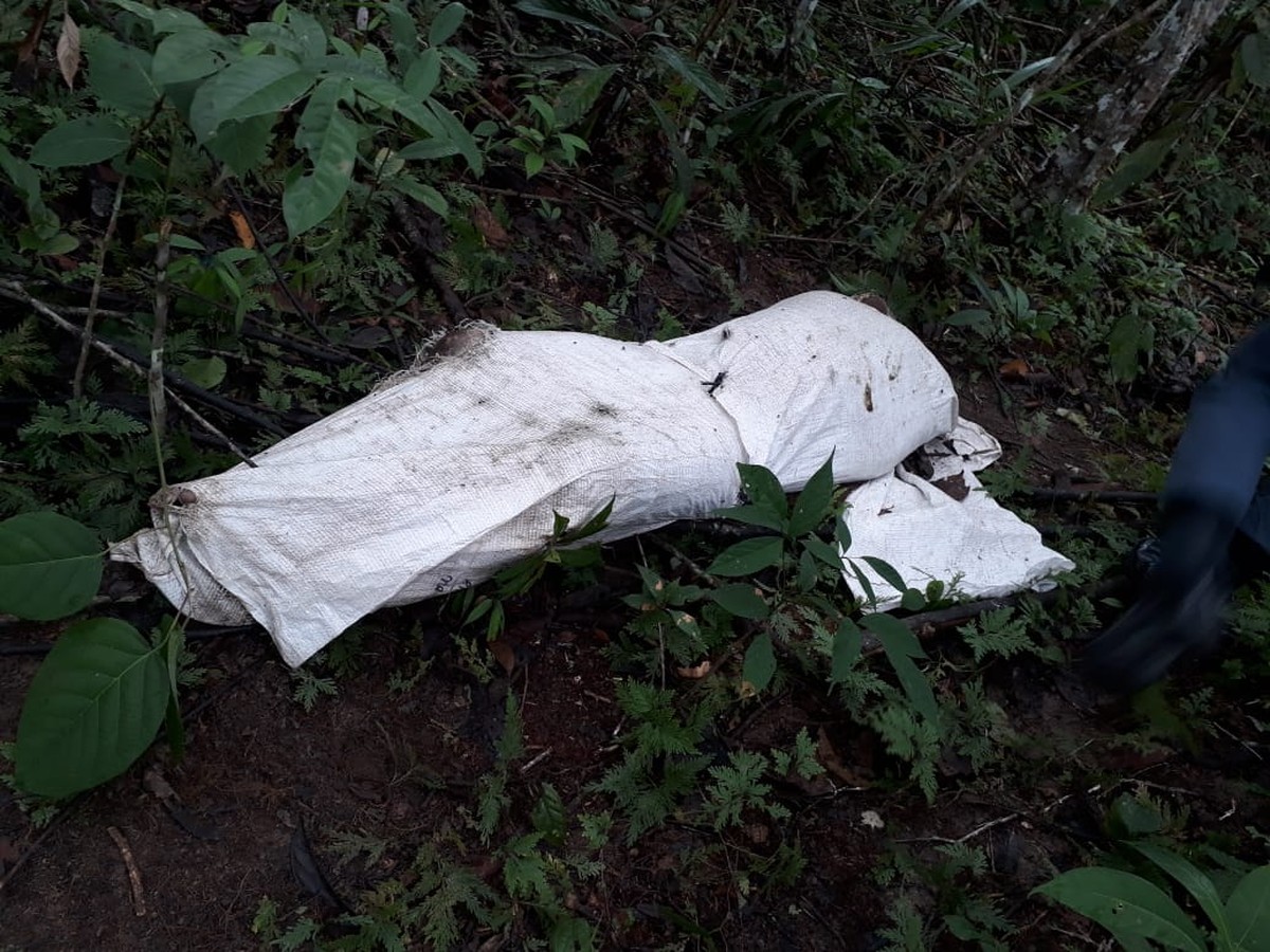 Corpo De Homem Em Decomposição é Encontrado Dentro De Saco Em área De