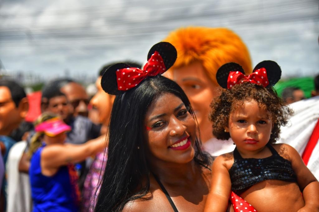 Celebrando 15 anos, Sambadeiras desfila com 200 mulheres na bateria e pinta de lilás as ladeiras ...