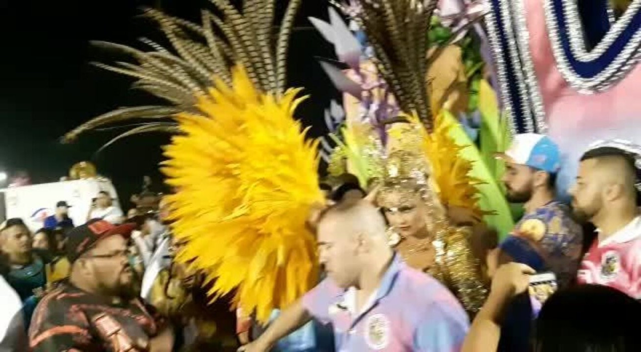 Ellen Rocche leva noivo e sogra ao Desfile das Campeãs de SP e diz que ...