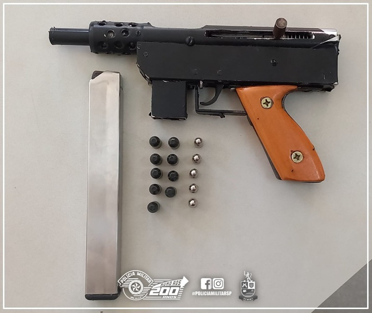 Homem acha submetralhadora caseira, carregador e munições em área rural ...