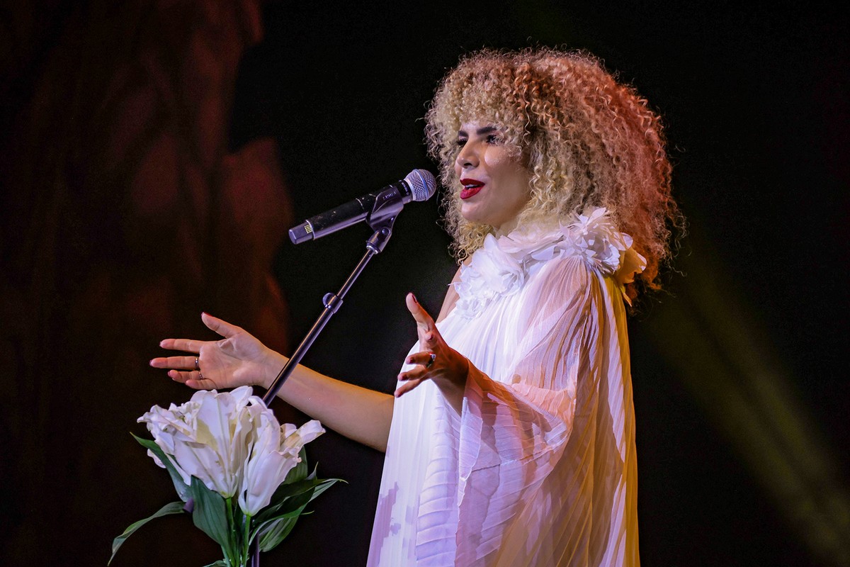 Vanessa da Mata faz da felicidade uma arma quente no show 'Vem doce ...
