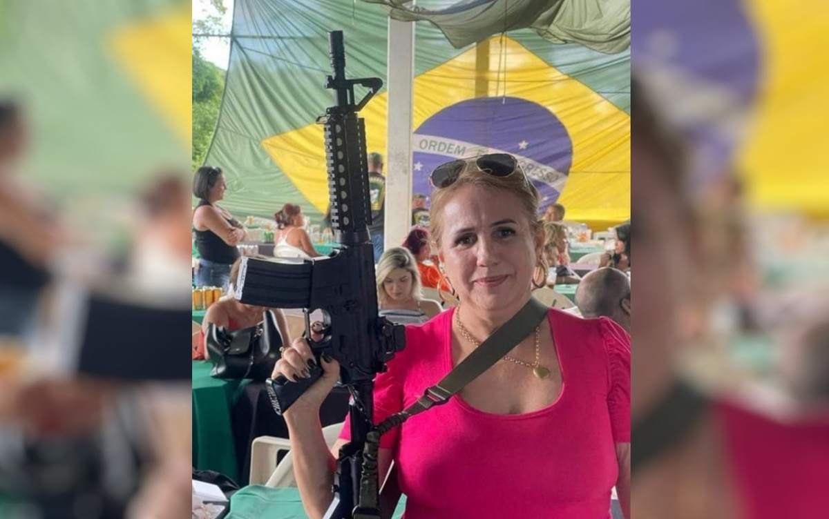 Diretora de escola estadual posa para foto segurando fuzil; Educação ...