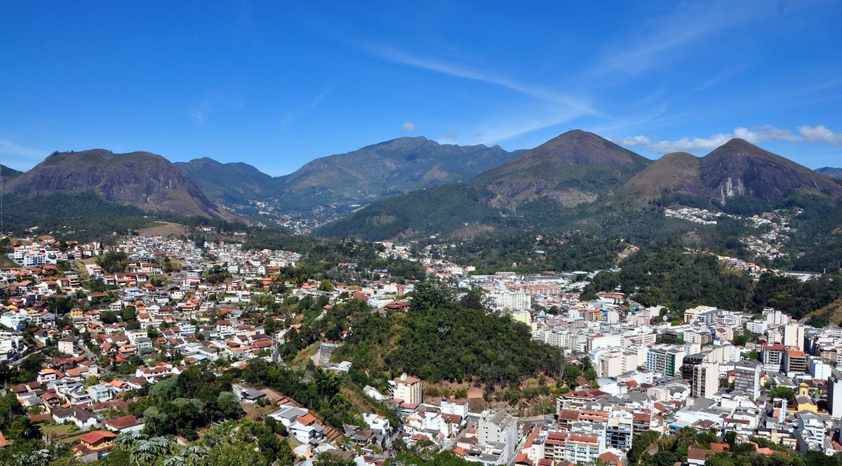Da colonização ao desenvolvimento industrial; desfile com 11 mil ...