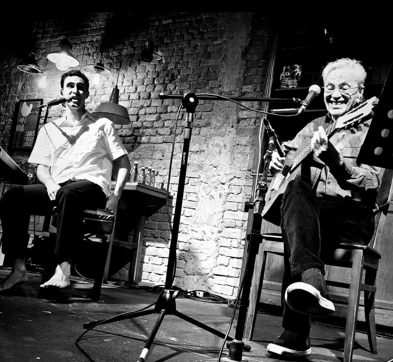 Zeca Veloso faz o primeiro show solo com o pai, Caetano Veloso, na ...