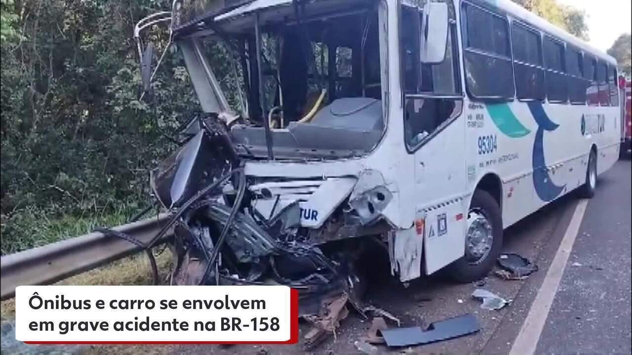 Uma pessoa morre e 18 ficam feridas após carro invadir pista contrária e bater de frente com ...