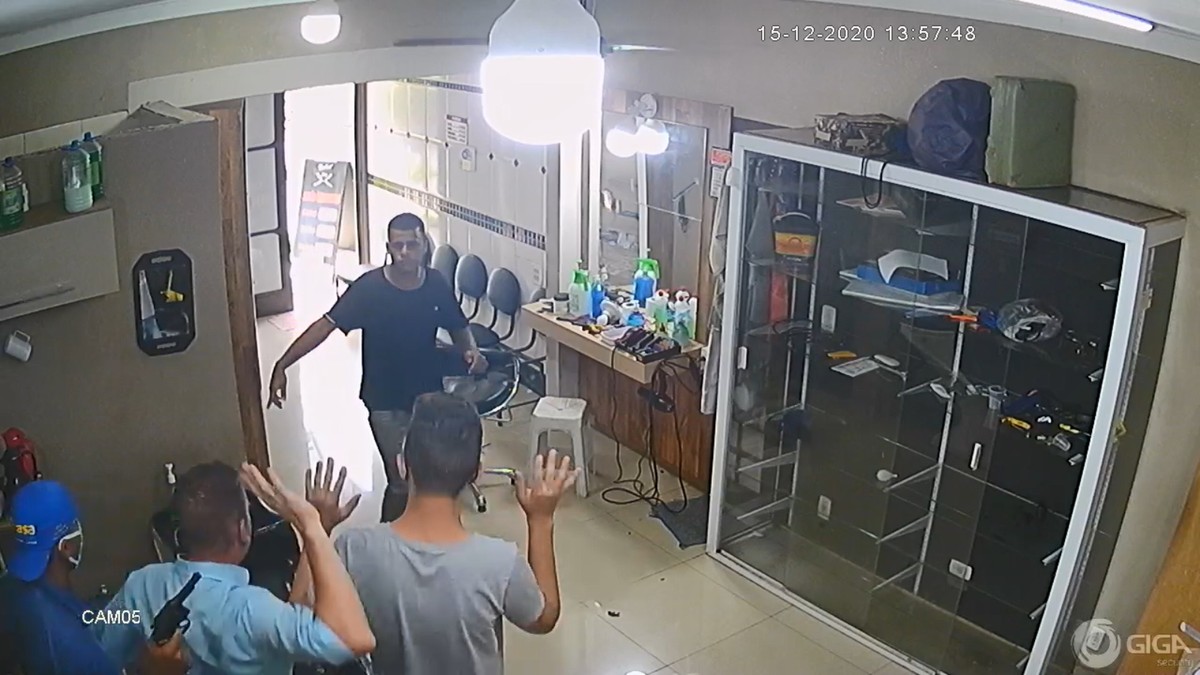 Polícia Procura Por Ladrões Que Invadiram Salão De Beleza E Fugiram Com