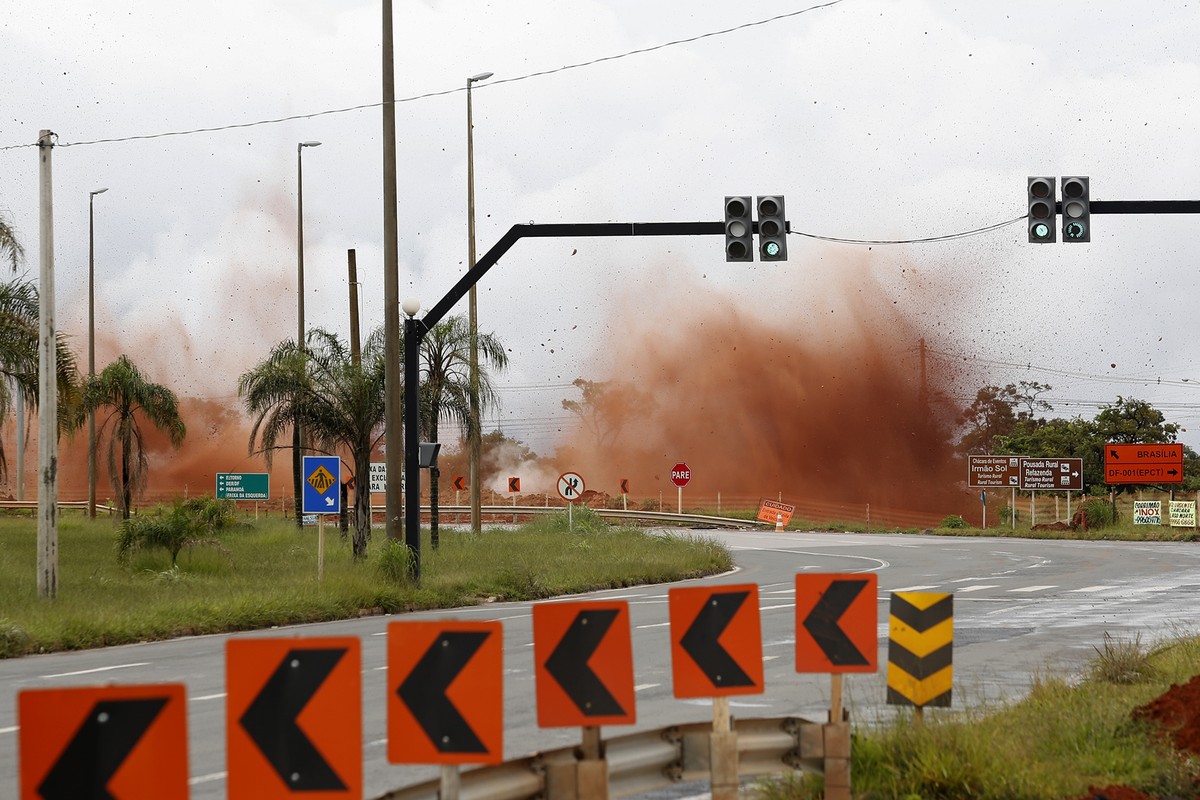 Rocha é detonada por 350 kg de explosivos para dar lugar a viaduto no ...