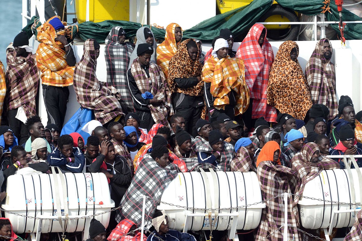 Mais de 6 mil imigrantes são resgatados do Mediterrâneo, diz ...