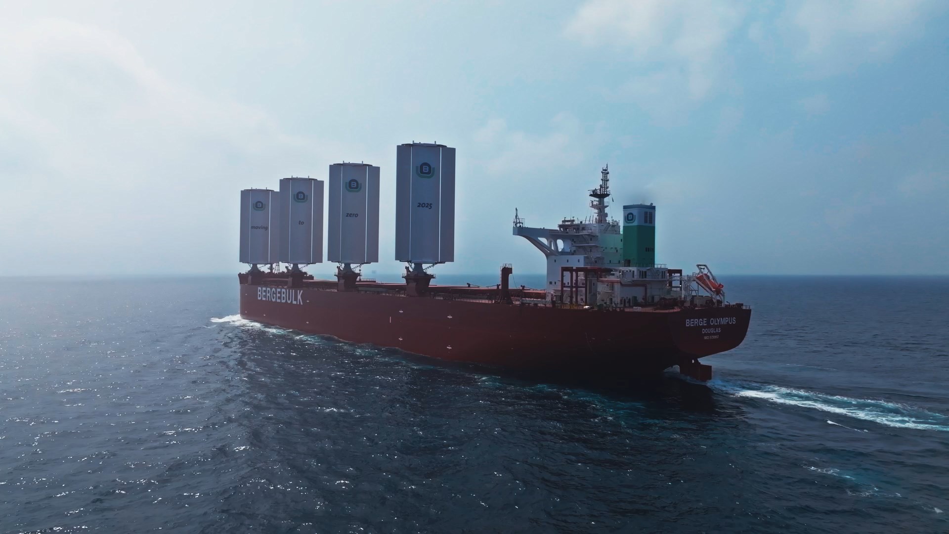 VÍDEO: Navio com velas rígidas atraca pela 1ª vez em portos brasileiros