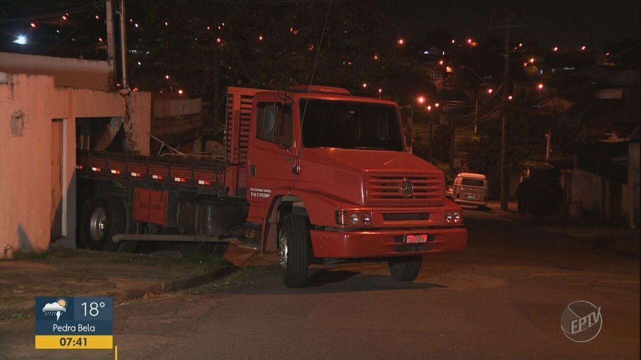 Caminhão desgovernado derruba muro e invade casa em Valinhos | Campinas e Região | G1