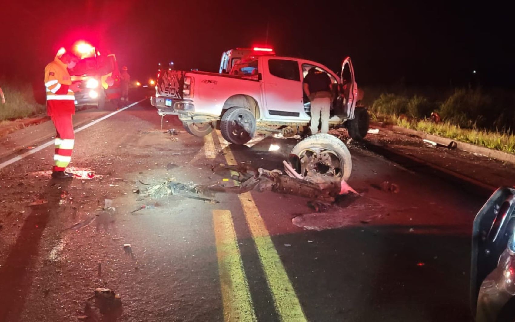 Acidente entre duas caminhonetes deixa dois mortos e dois feridos na BR ...