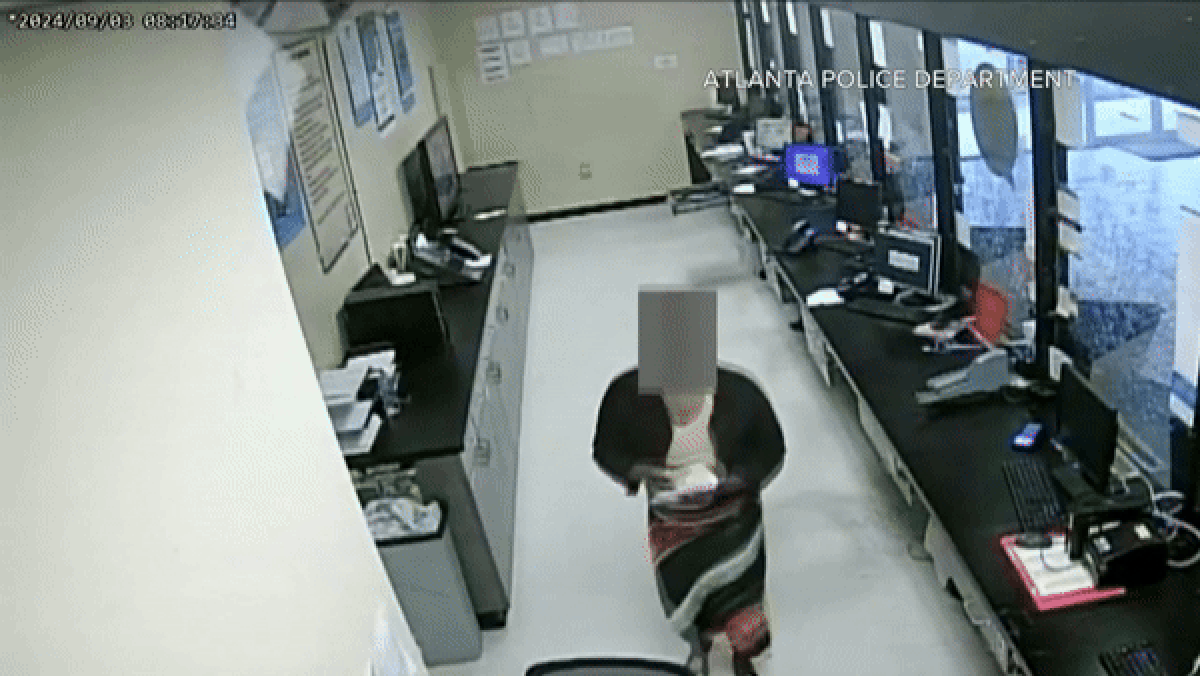 Câmera de segurança flagra momento em que criminosos 'caem' do teto ...