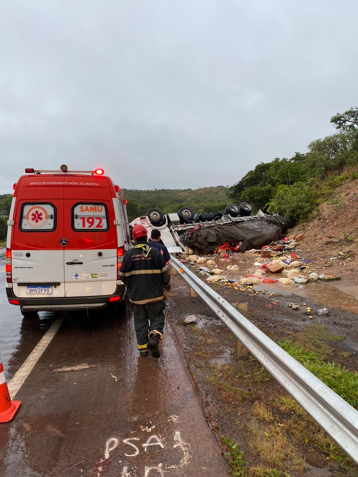 Caminhão tomba na BR-251 e motorista morre | Grande Minas | G1