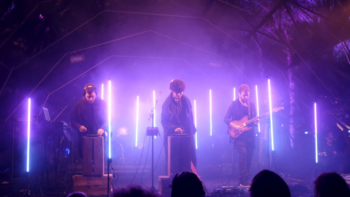 Banda Lumen Craft apresenta suas batidas e luzes no palco do Sesc de ...