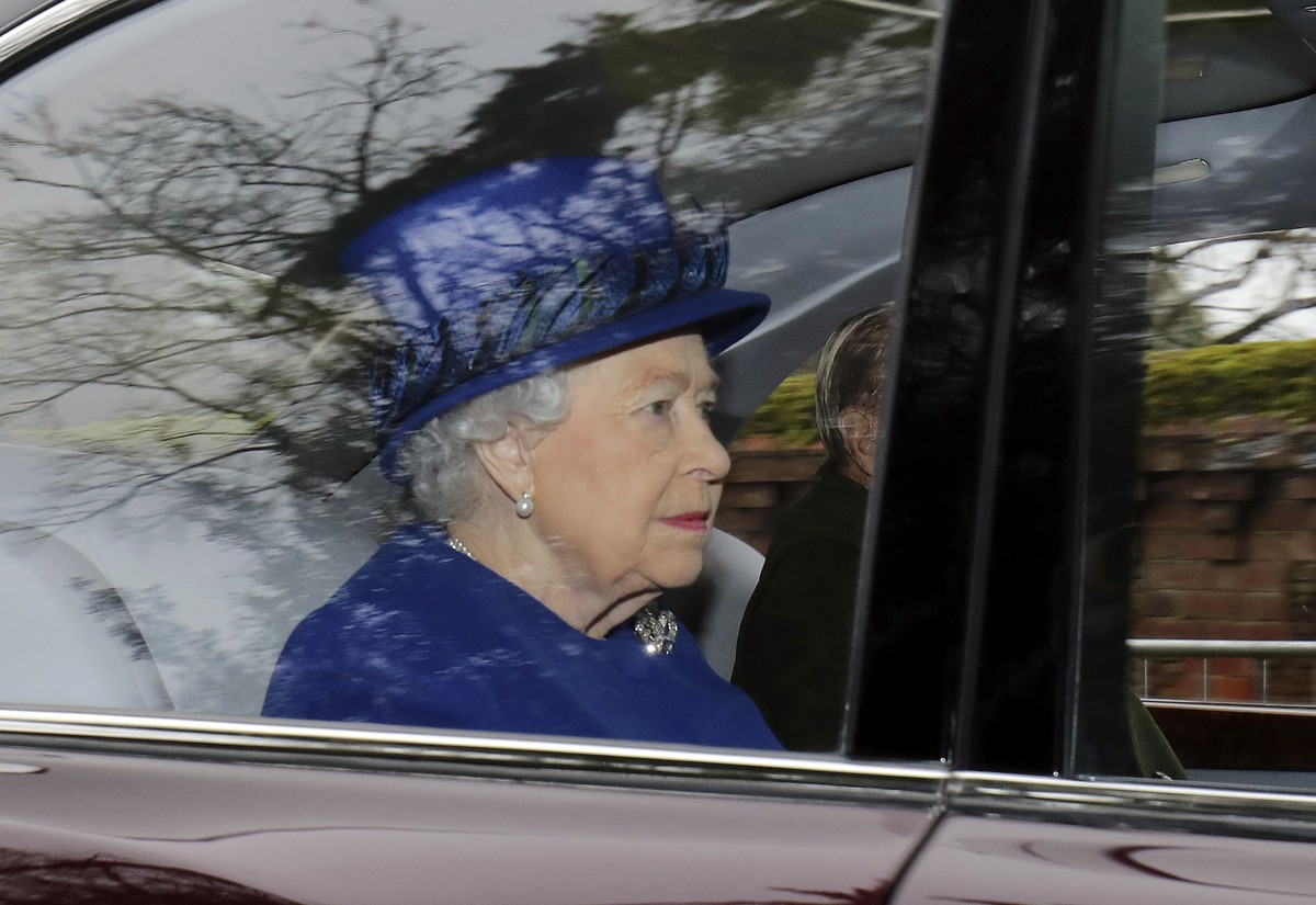 Elizabeth II aparece em público pela primeira vez desde forte resfriado ...
