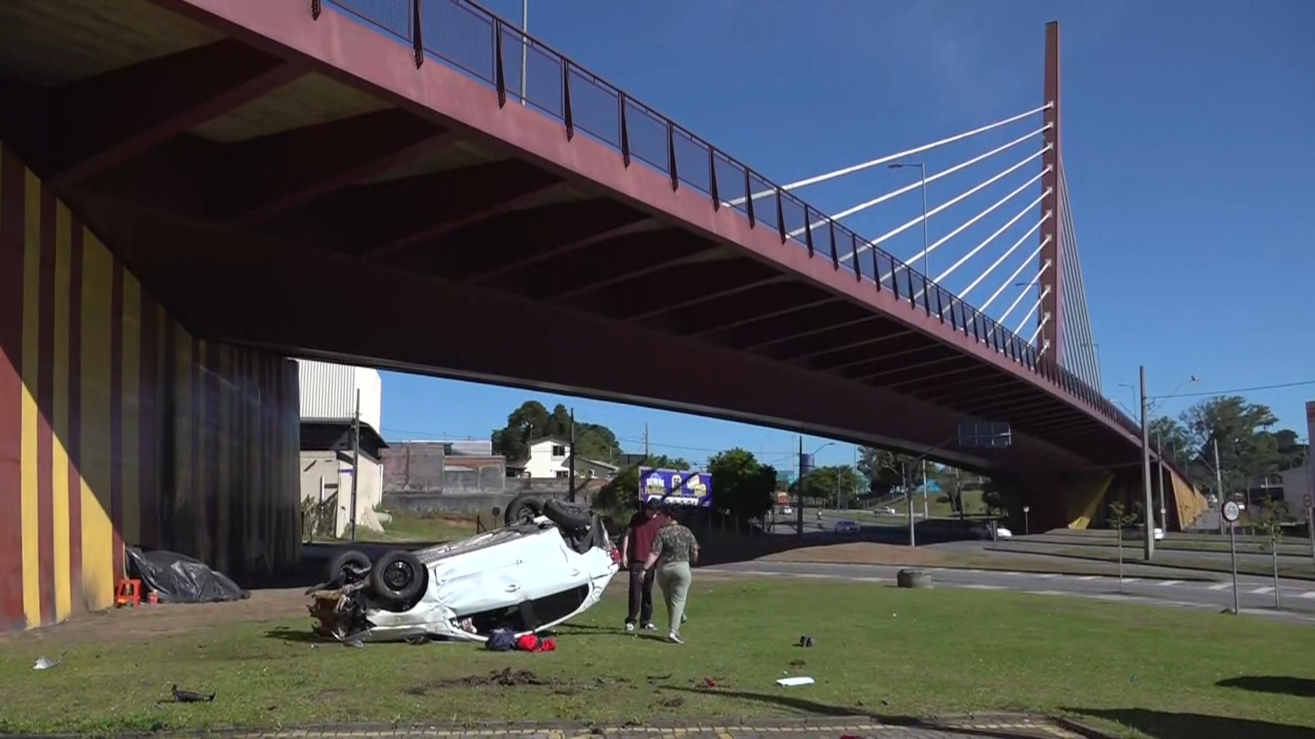 Carro despenca da ponte estaiada em Curitiba; VÍDEO | G1