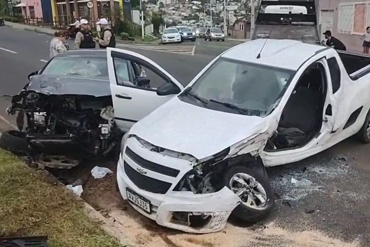 Quatro pessoas ficam feridas após sequência de batidas entre carros e ...