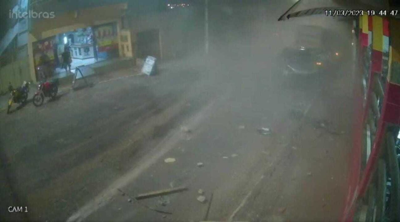 VÍDEO: Ônibus desgovernado desce ladeira, atinge veículos e bate em bar, no extremo sul da Bahia ...